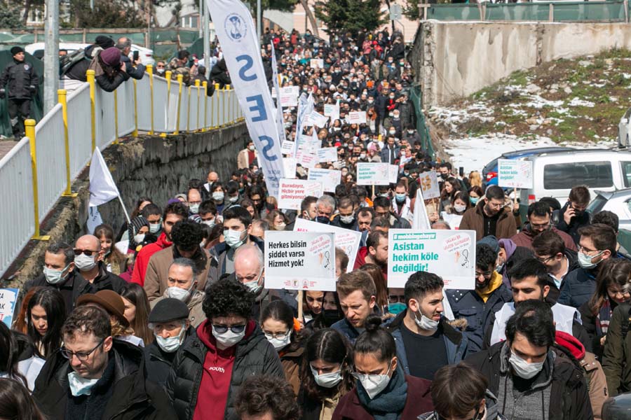 Turkey: Medical workers on a 2 day strike against attacks on the health ...